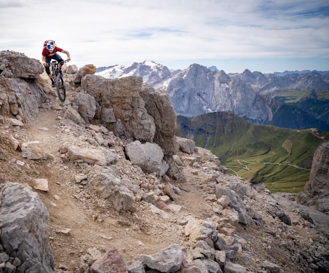 Tom Oehler i rower enduro kontra Dolomity