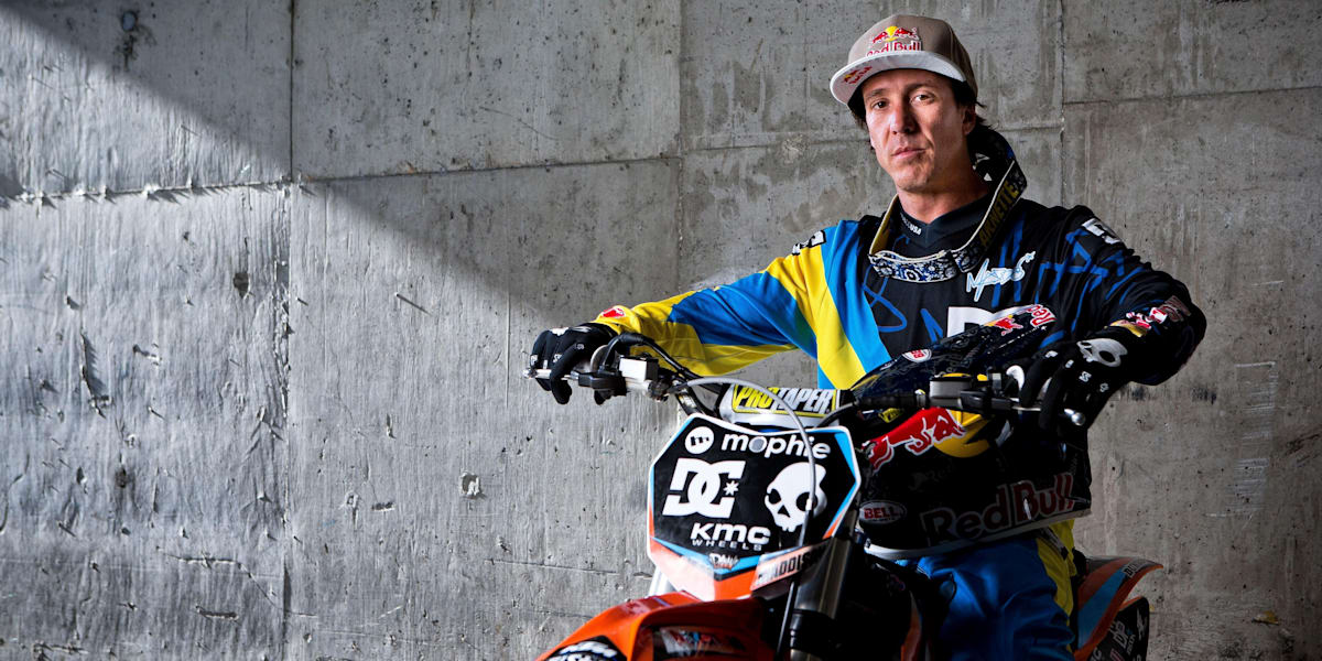 Robbie Maddison na cmentarzysku samolotów