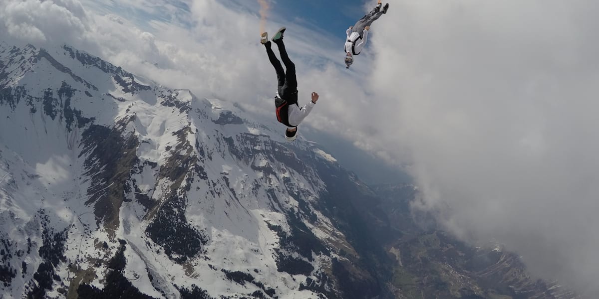This synchronised skydive is simply beautiful