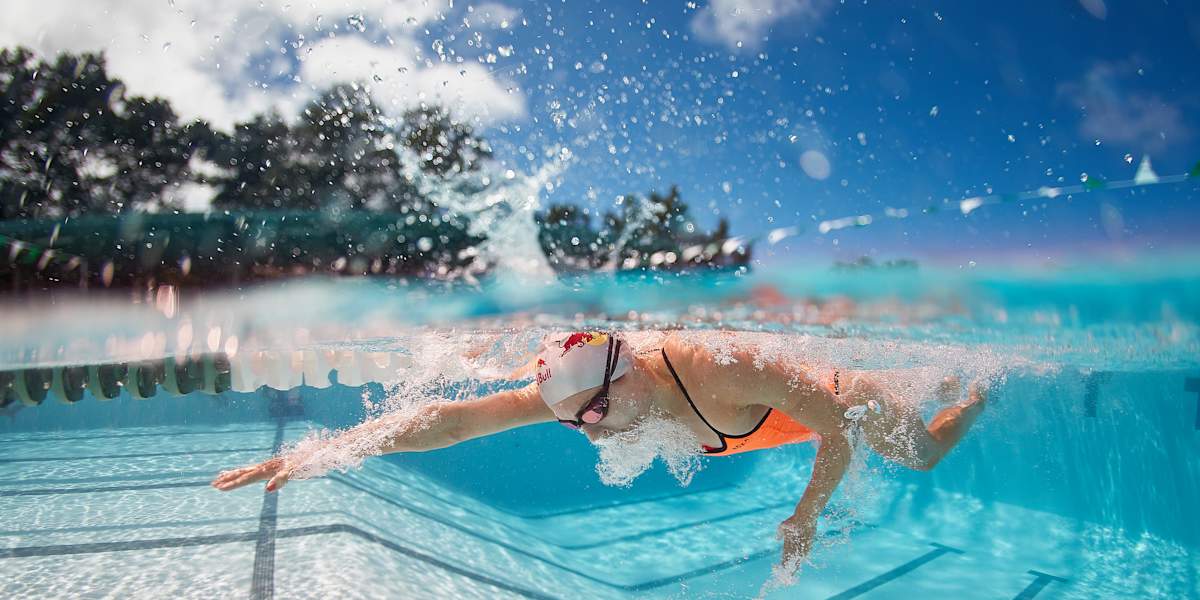 Swimming pool exercises for strength, cardio and flexibility