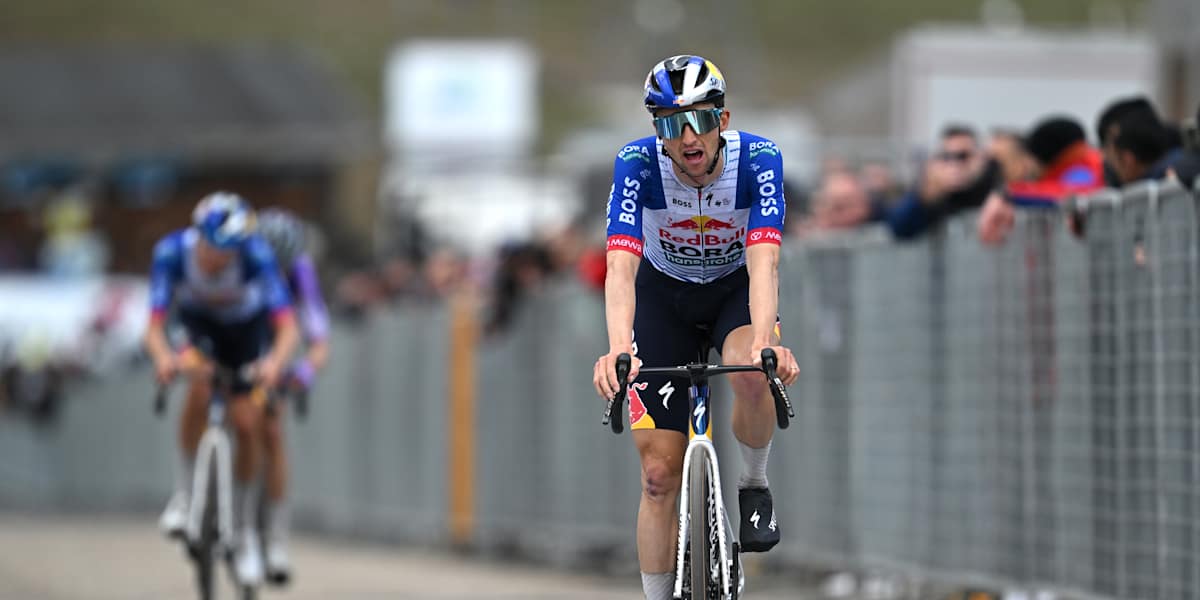 Hindley and Pellizari climb into Giro top five on Blockhaus