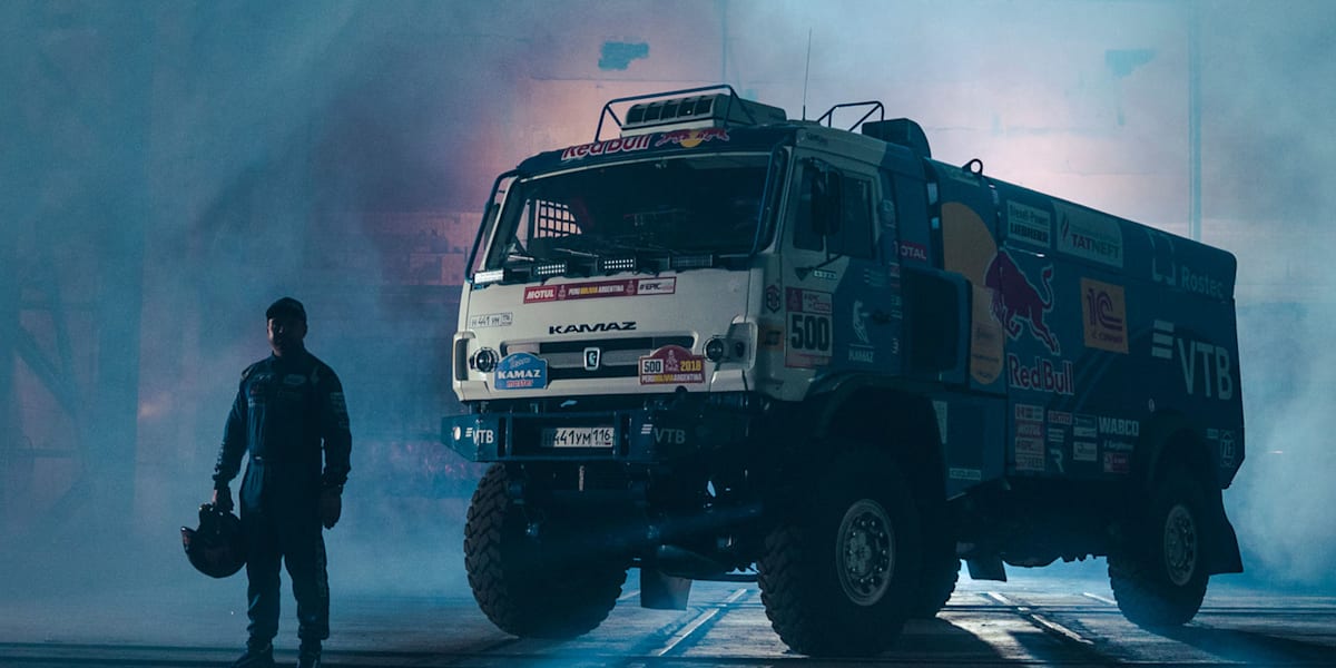 Mad Mike Whiddett: Drifting debut in Russia – video