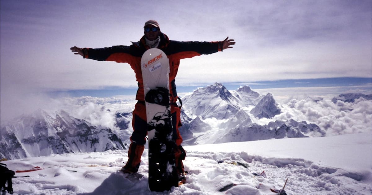 Na snowboardzie ze szczytu Cho Oyu w Himalajach