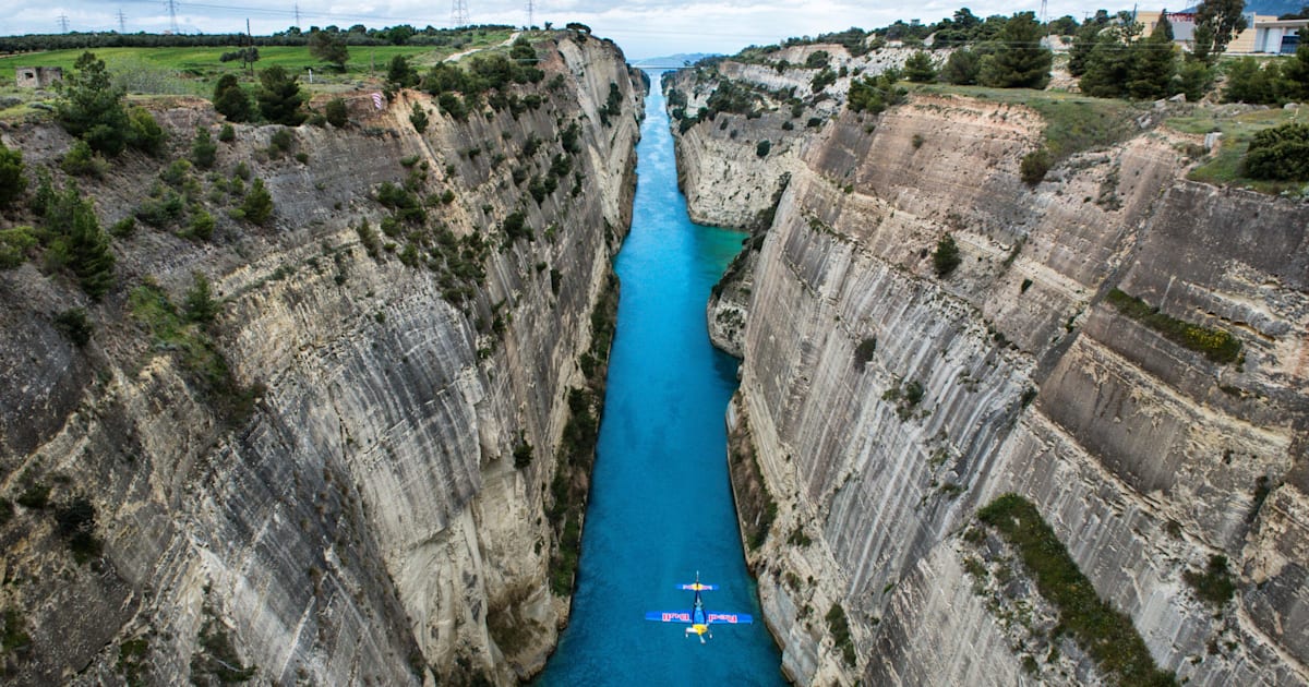 Peter Besenyei avionom kroz Korintski kanal