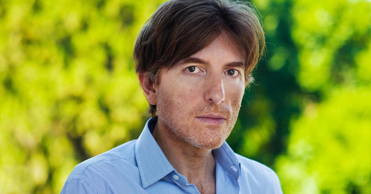 Watch Air's Nicolas Godin perform live from Paris