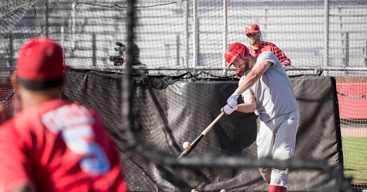 Baseball star Kris Bryant pranks college team