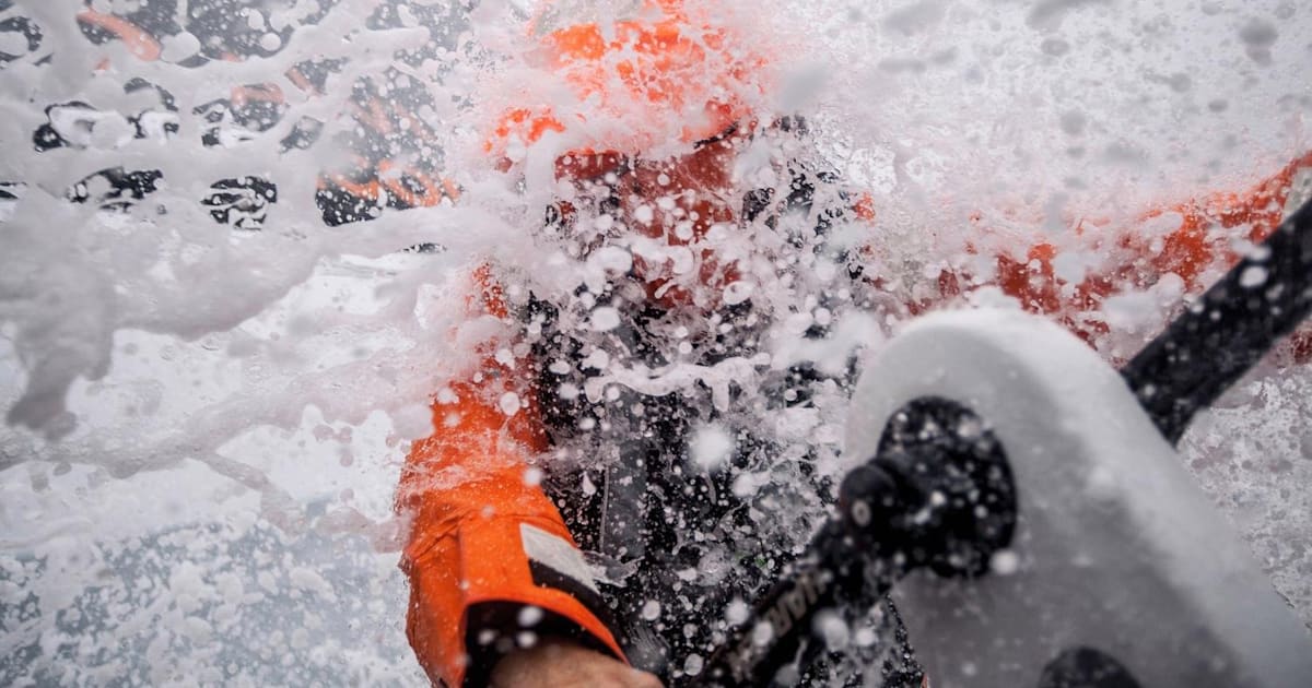 Barcos de Volvo Ocean Race contra las olas más grandes