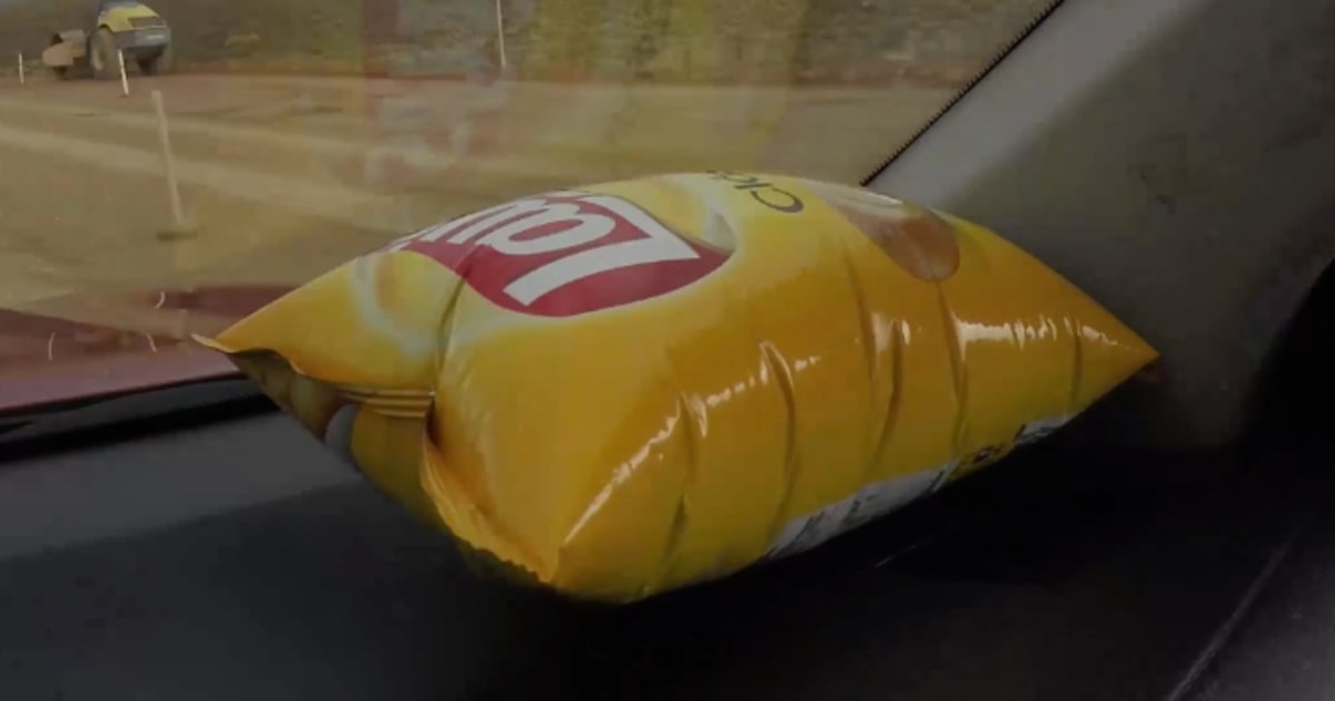 A crisp packet neatly shows Dakar Rally's altitude