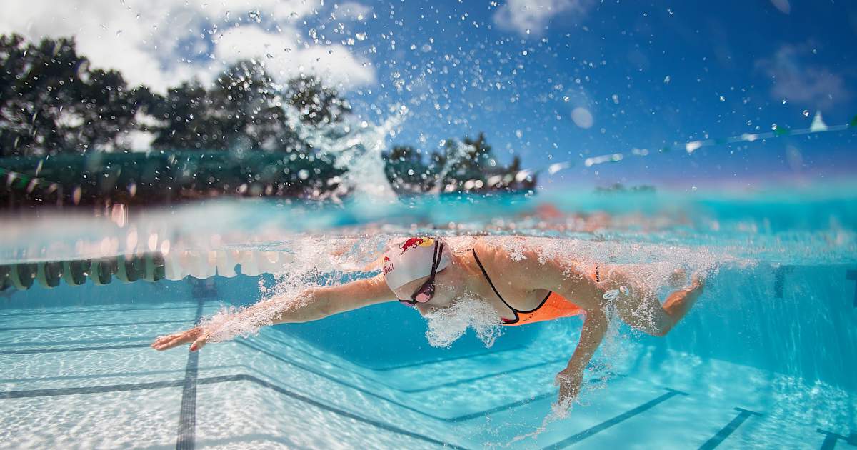 Swimming pool exercises for strength, cardio and flexibility