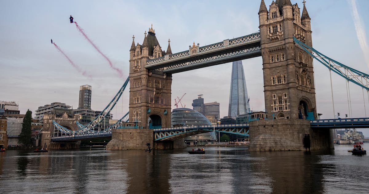 Two wingsuit flyers soar through London Tower Bridge!