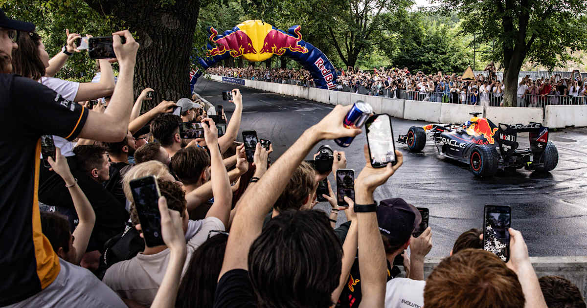 Showrunners | Oracle Red Bull Racing’s show car team