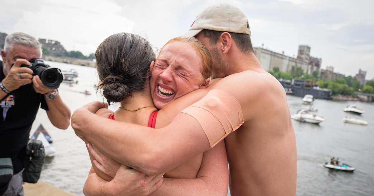 Molly Carlson winning Montreal Cliff Diving World Series