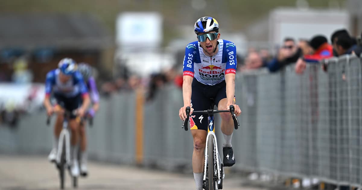 Hindley and Pellizari climb into Giro top five on Blockhaus