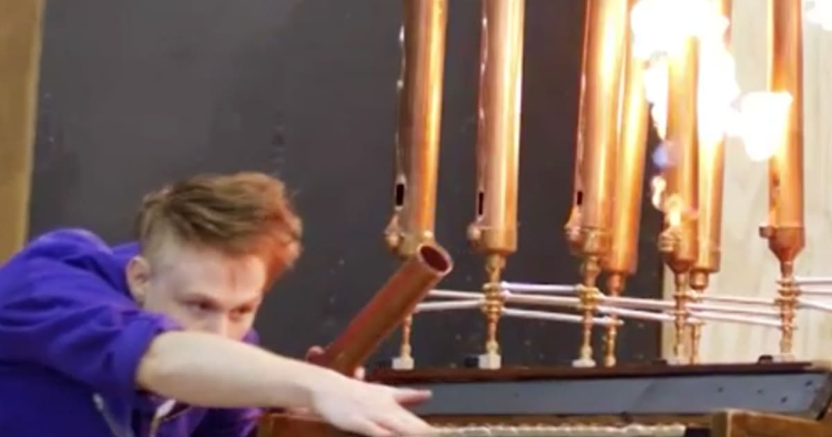 Look Mum No Computer: Flamethrower organ