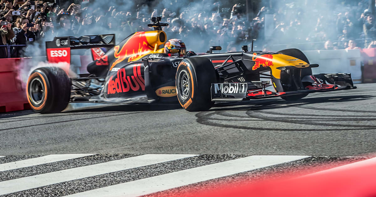 Red Bull Racing: Verstappen/Gasly F1 show run Tokyo