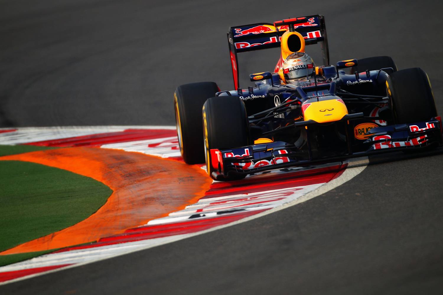 Los Red Bull conquistan la primera fila en India