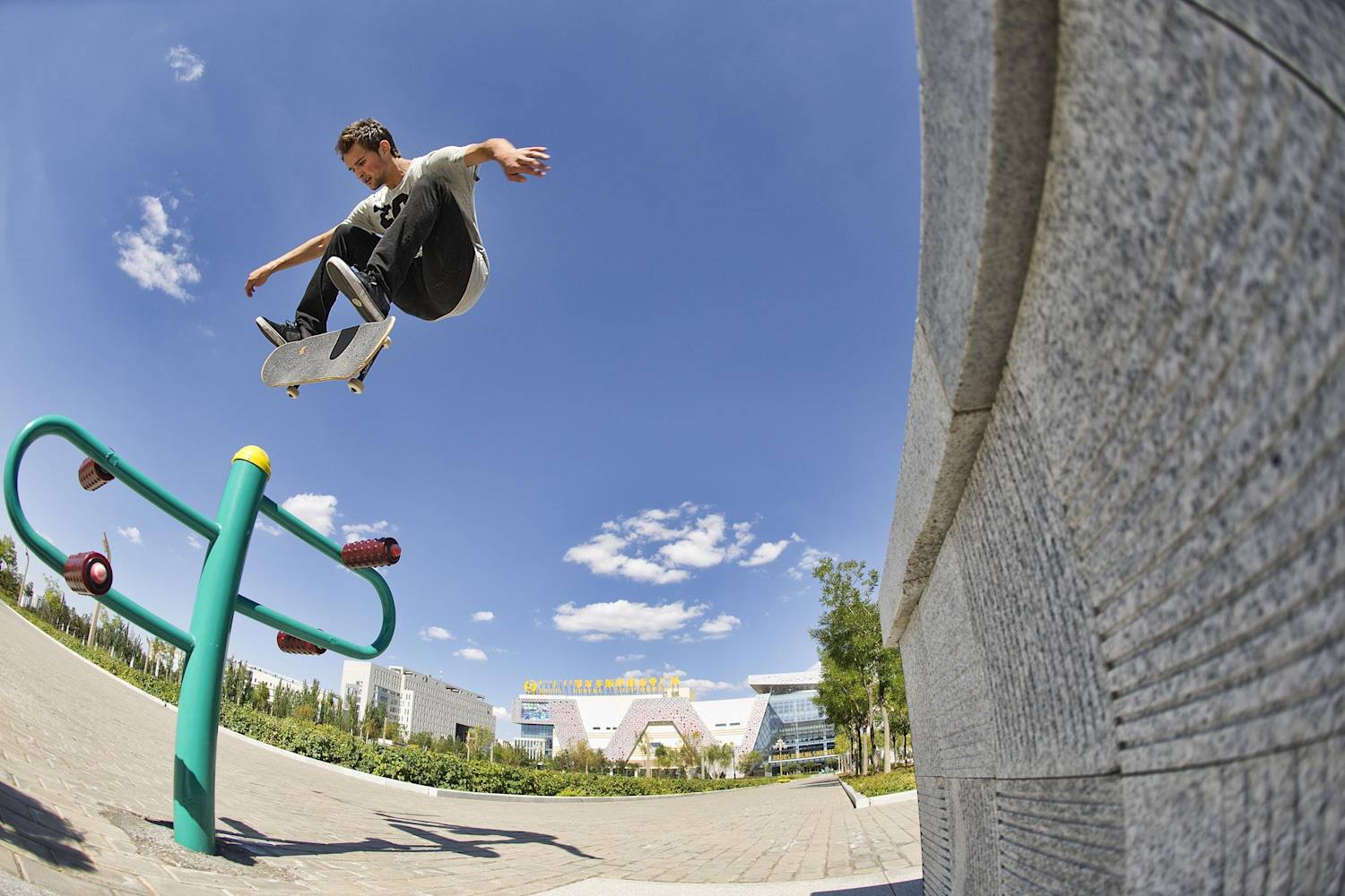 Lost in Ordos: Drifting through the Ghost City