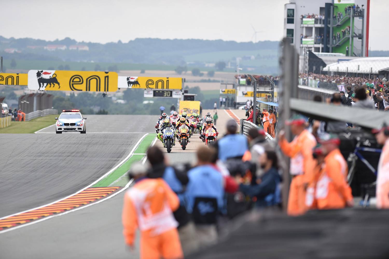 Niebezpieczny start z alei serwisowej w GP Niemiec