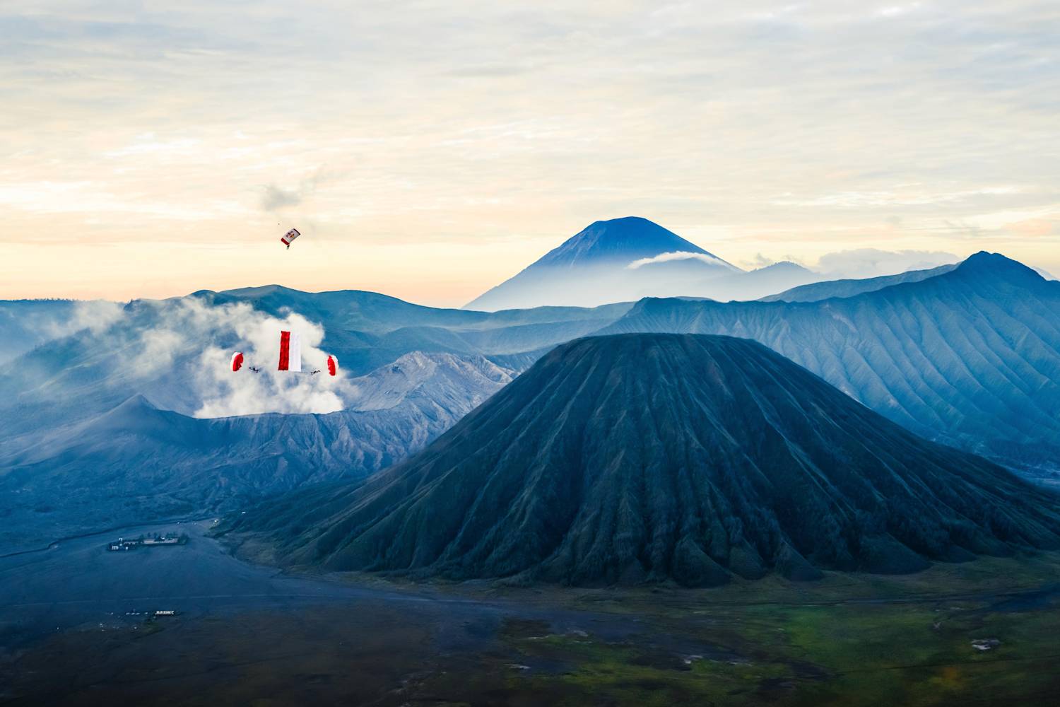 Red Bull Sky Dive Team fliegen über Vulkan, Indonesien