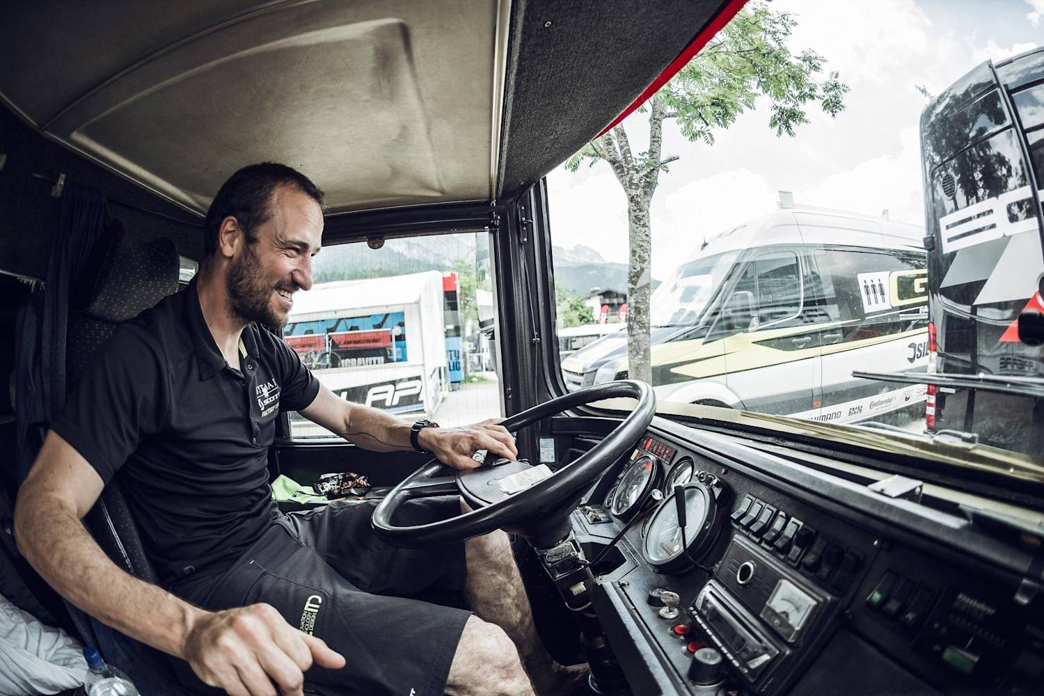 Gstaad-Scott downhill team bus | Claudio Caluori