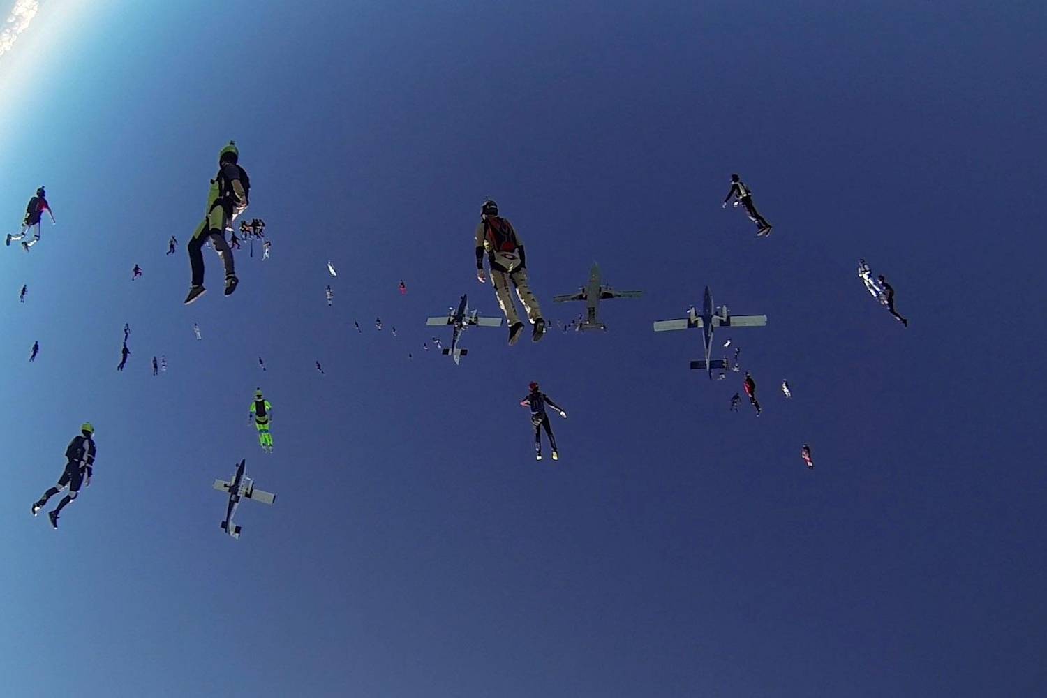 Skydivers set new 164-way formation record in 2015