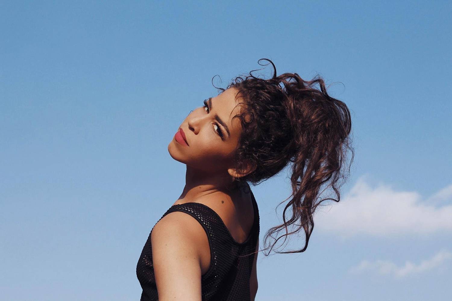 Flora Matos começa tour Europa