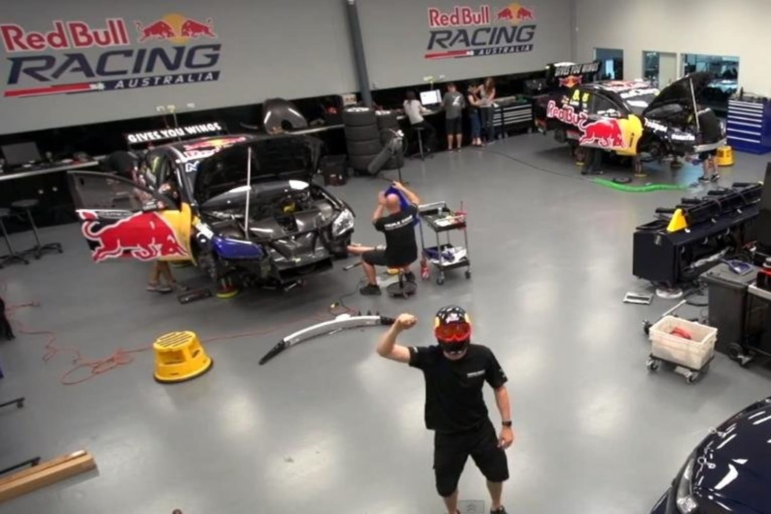 Video: Red Bull V8 team – Harlem Shake dance | Red Bull