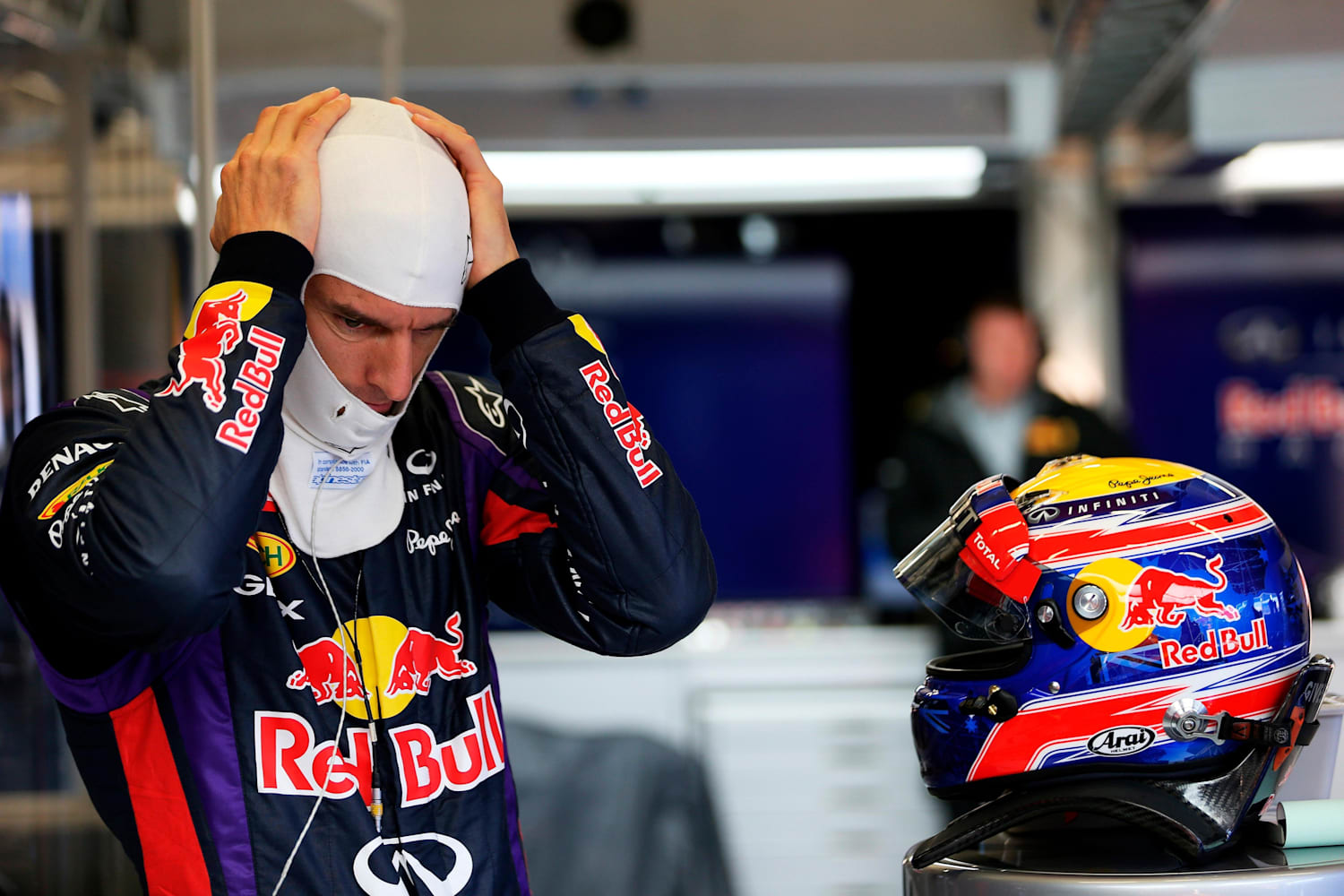 Vídeo: Webber se pone las botas... y el traje