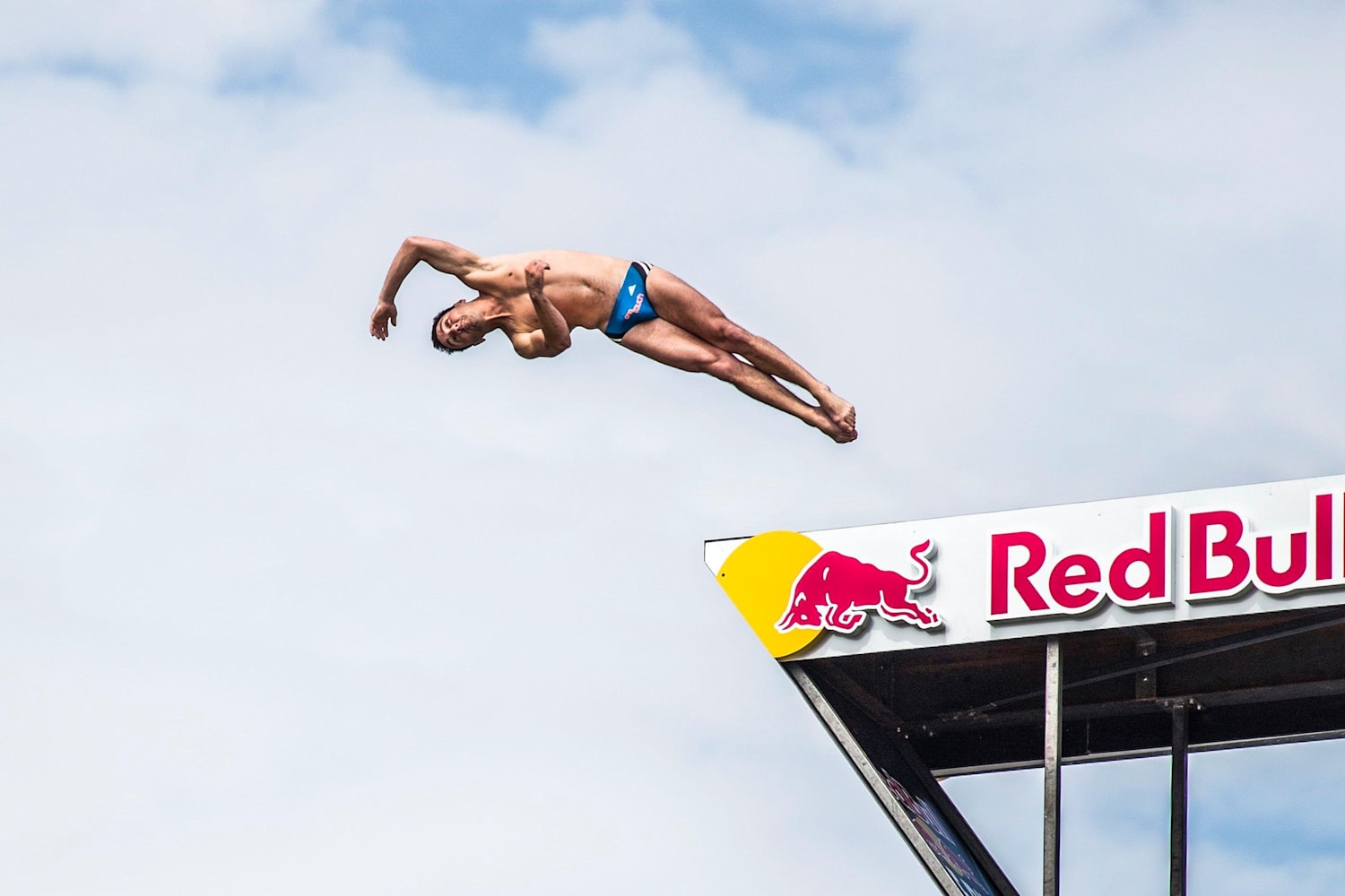 Video: Cliff diving makes a splash in Copenhagen