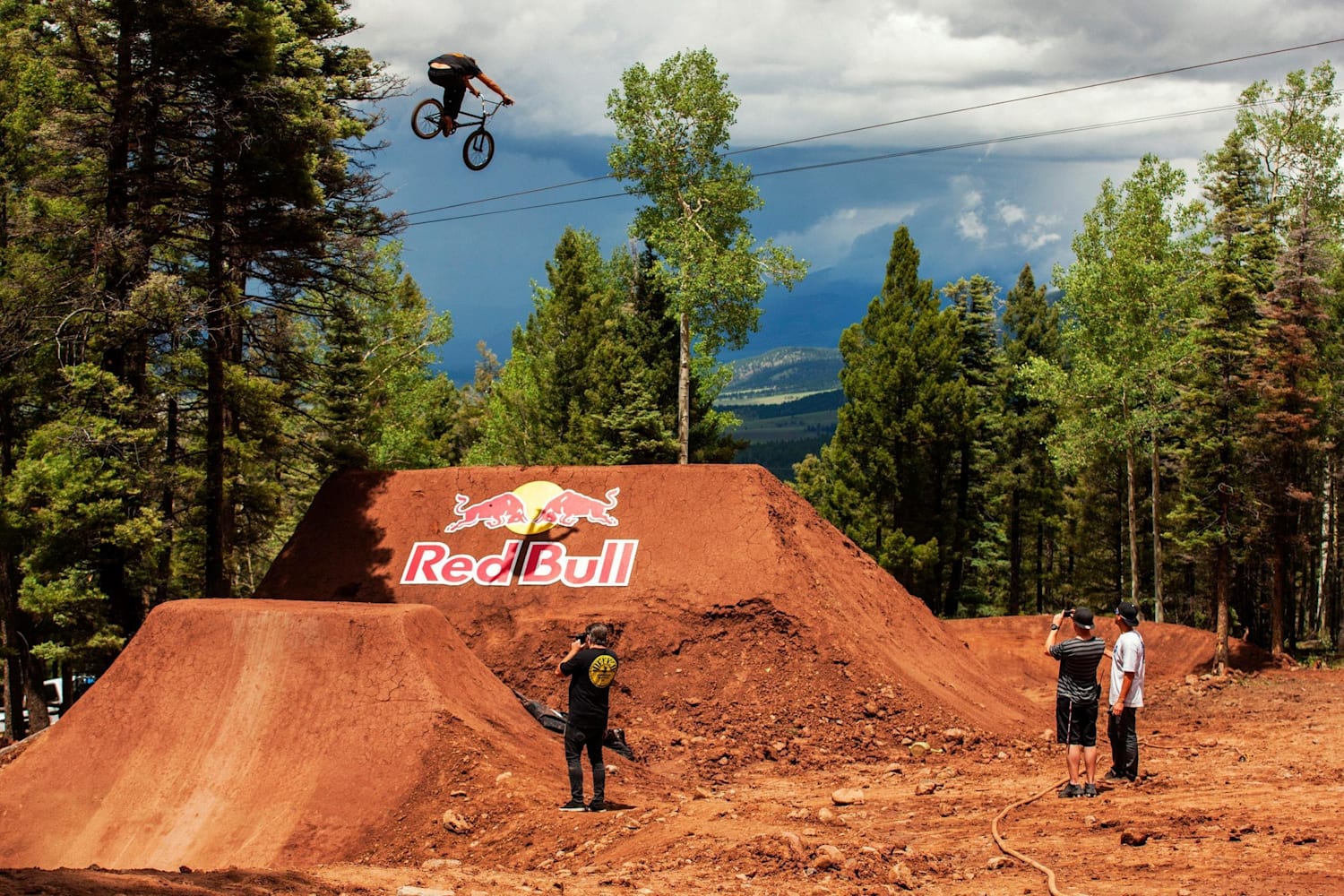 Video: Unterwegs auf der irrsten BMX-Dirt-Strecke
