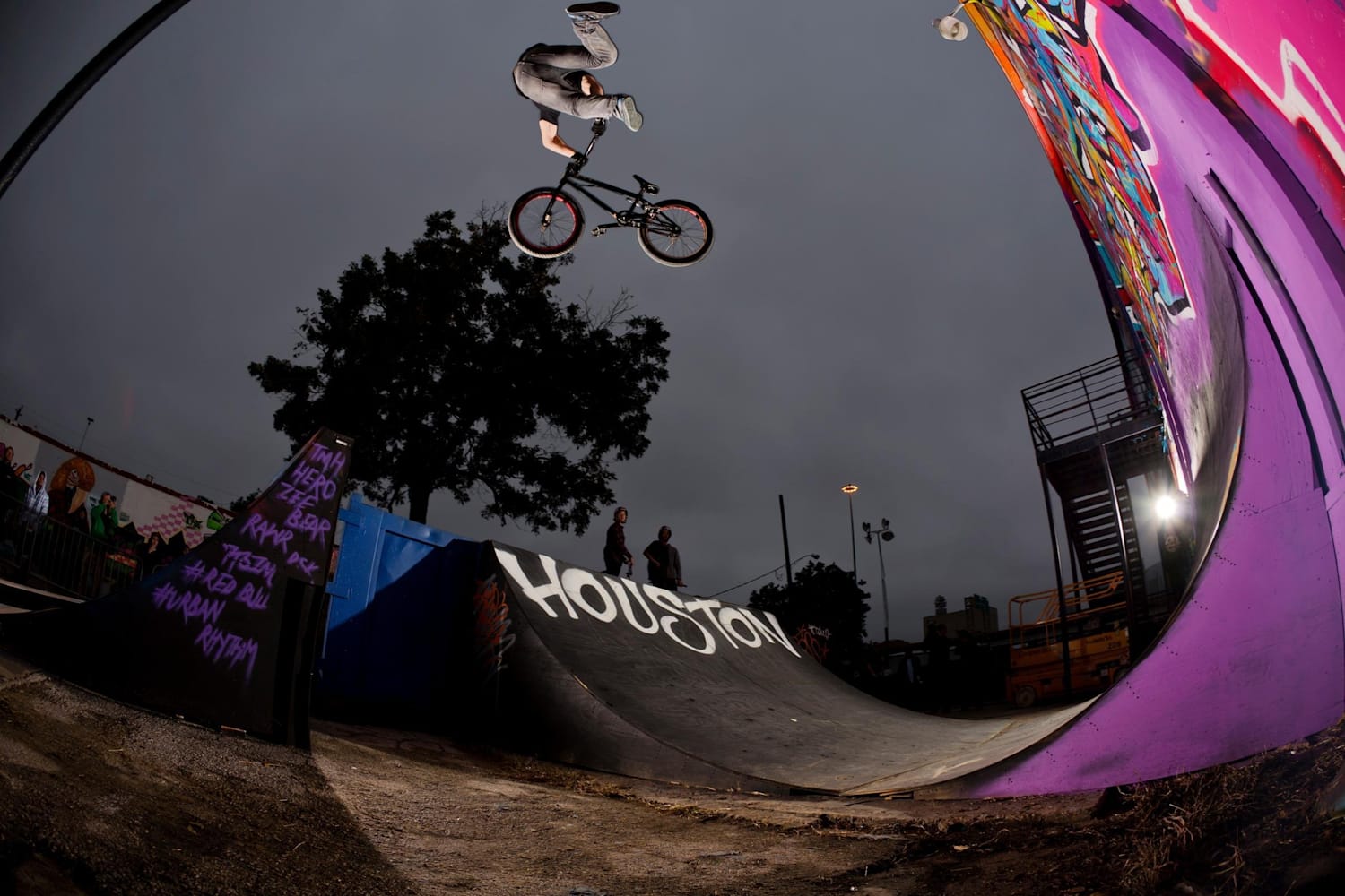 BMX a street art pod texaským nebem