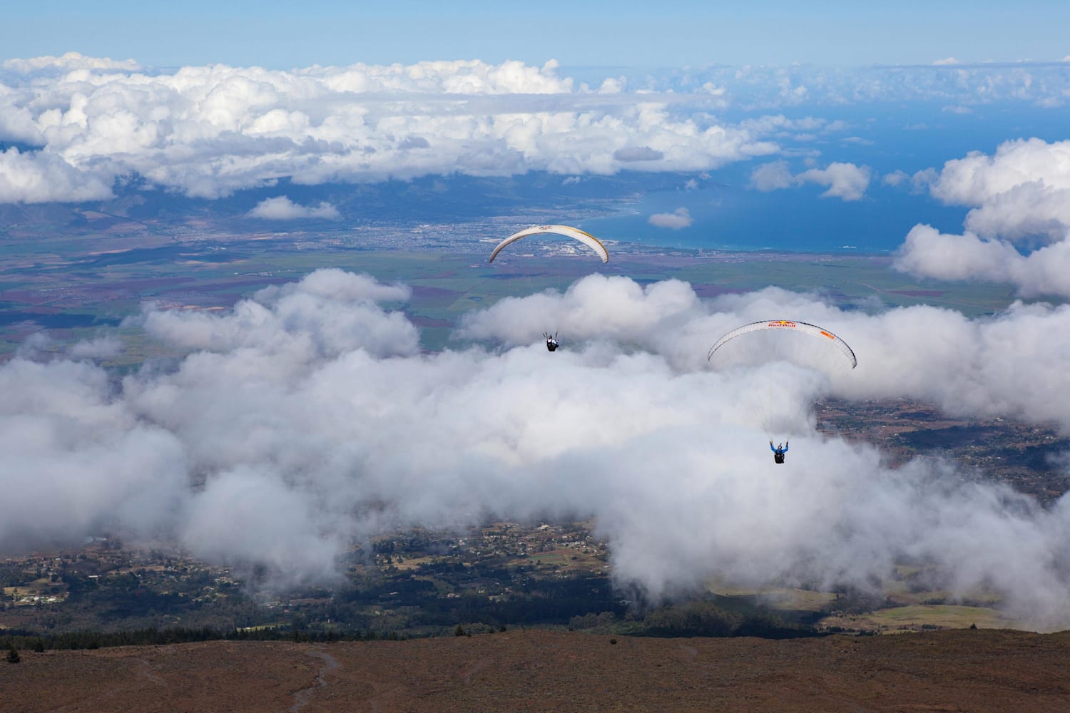 Incredible paragliding flight over Hawaii