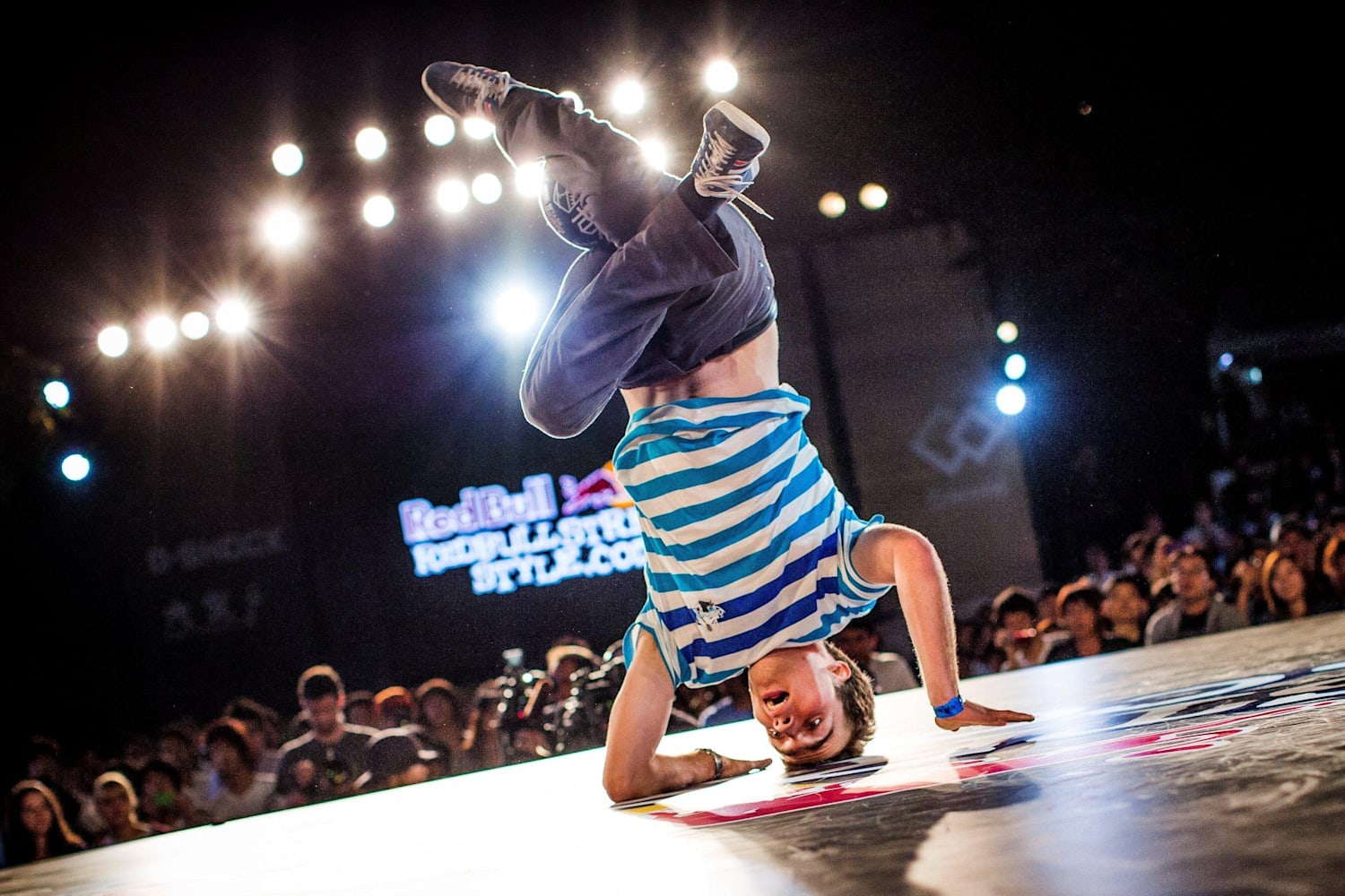 Freestyle football tricks video - Red Bull Street Style