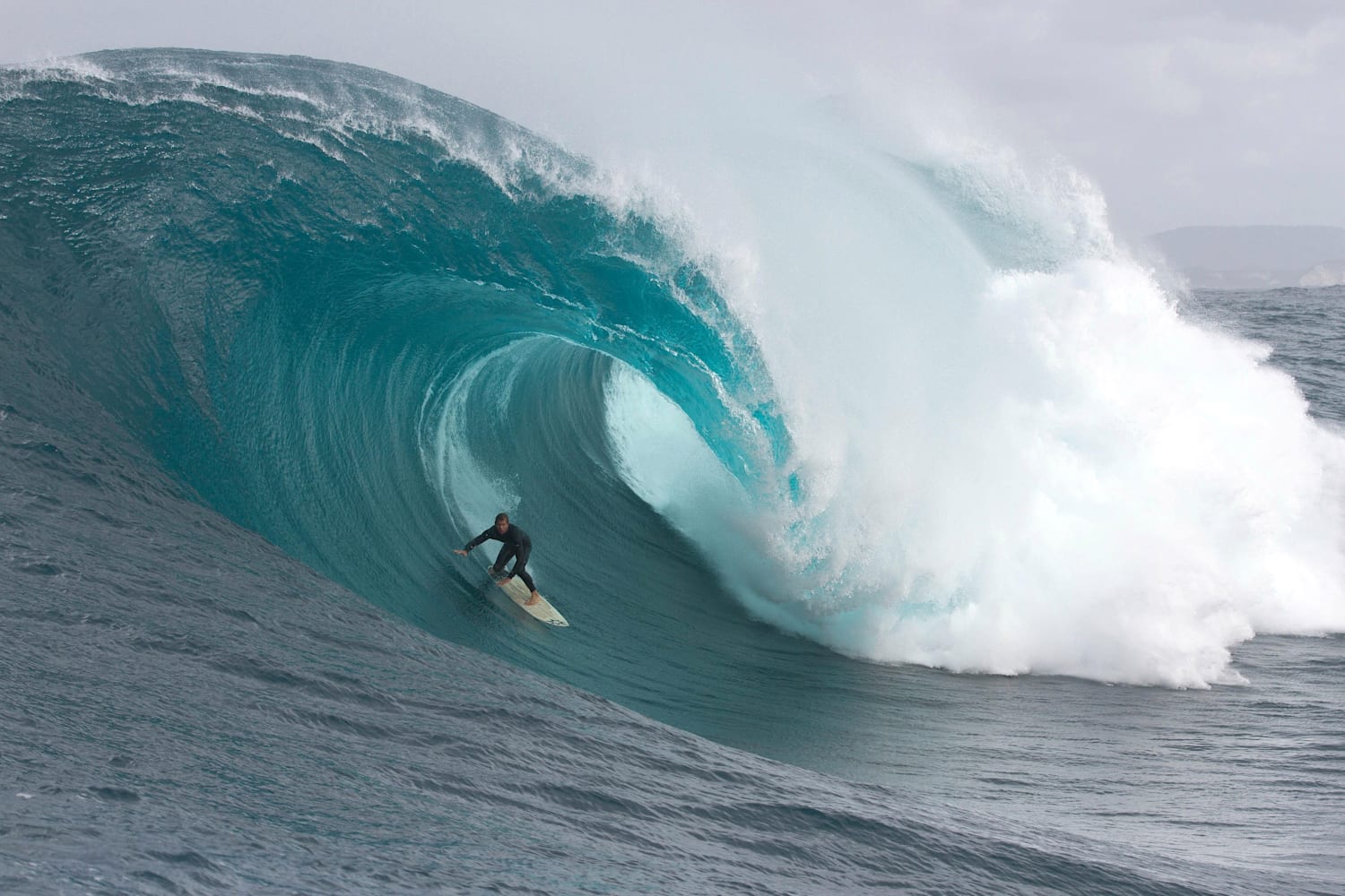 Surfing Sessions: Mega swell lights up The Right, video