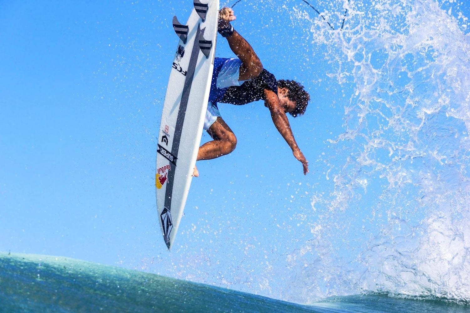 Vidéo: Carlos Muñoz est le meilleur surfeur costaricain