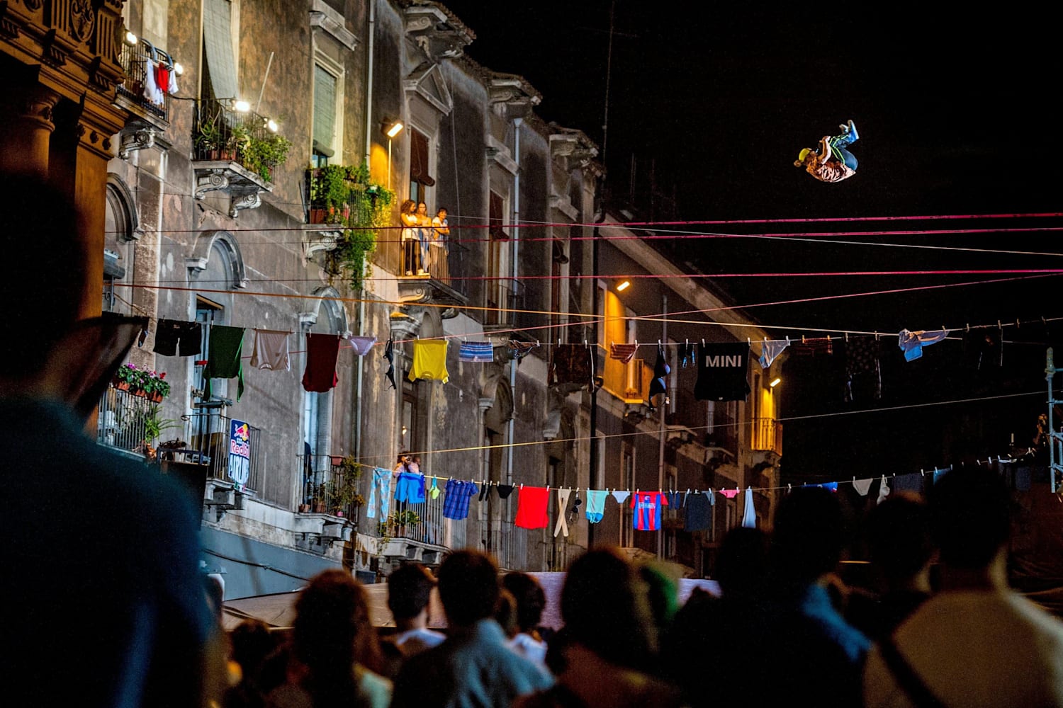 Red Bull Airlines slackline video 2014