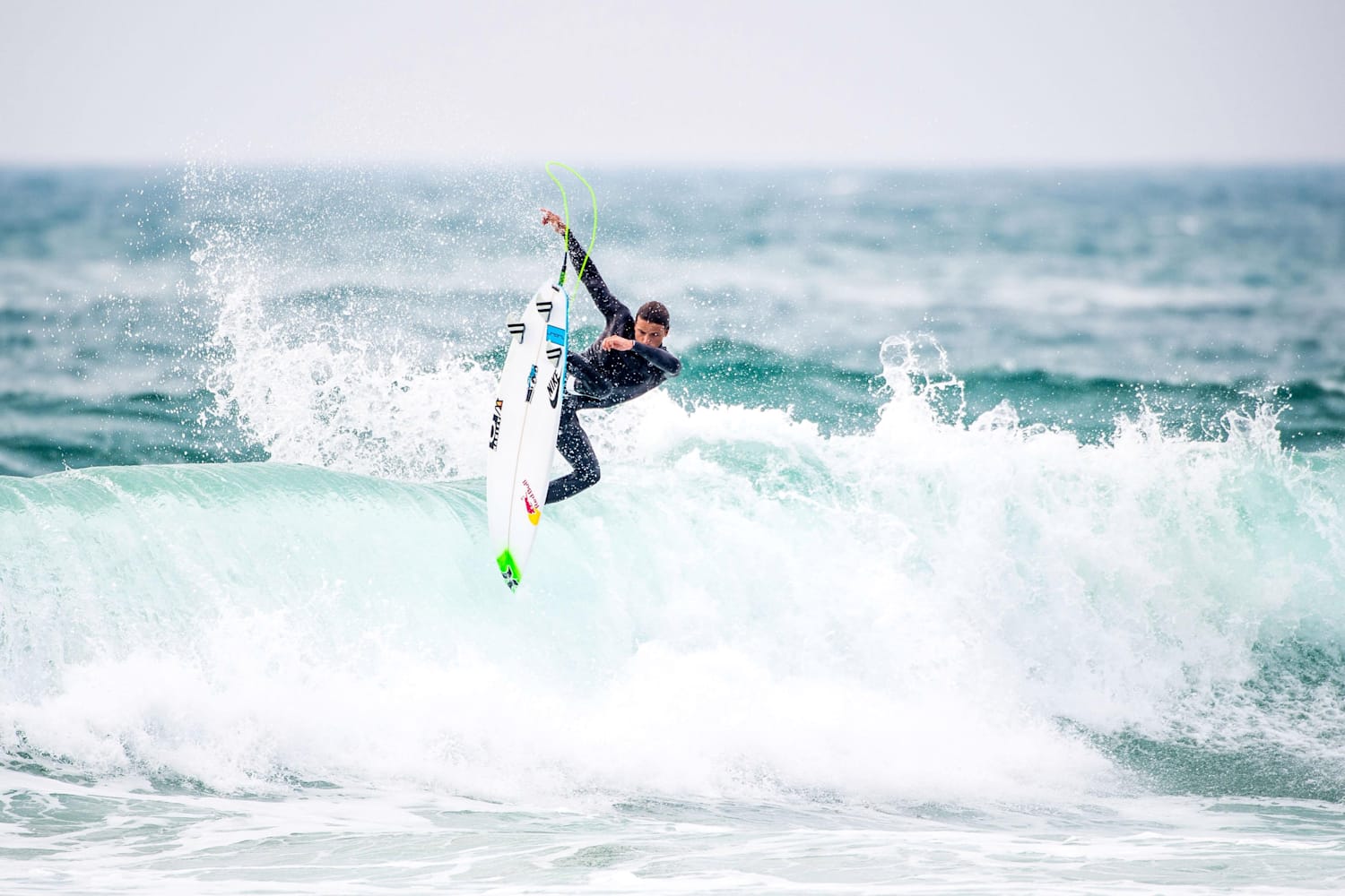 Les 10 accessoires indispensables pour un surfeur