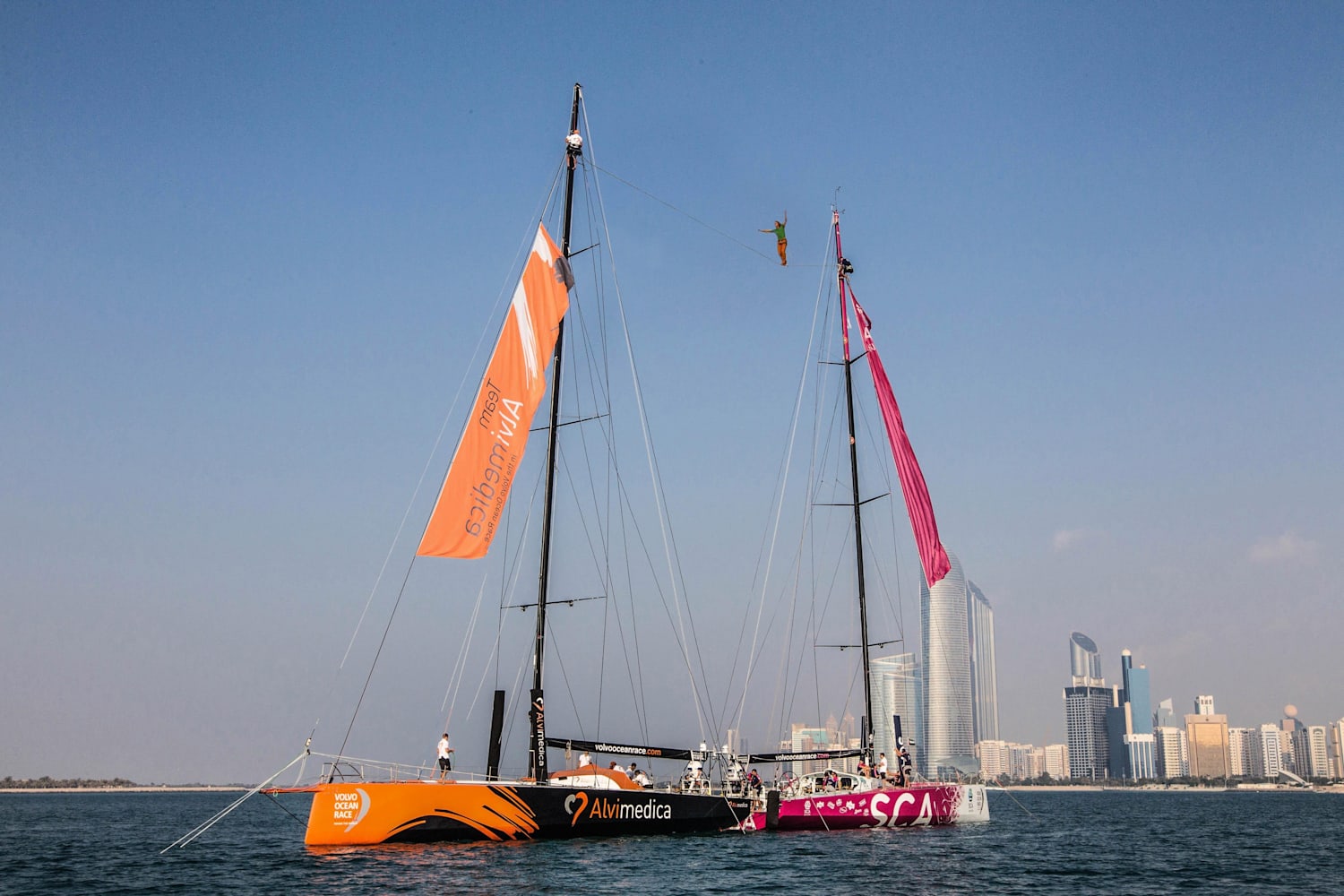 Watch a 27m-high slackline between two sailboats