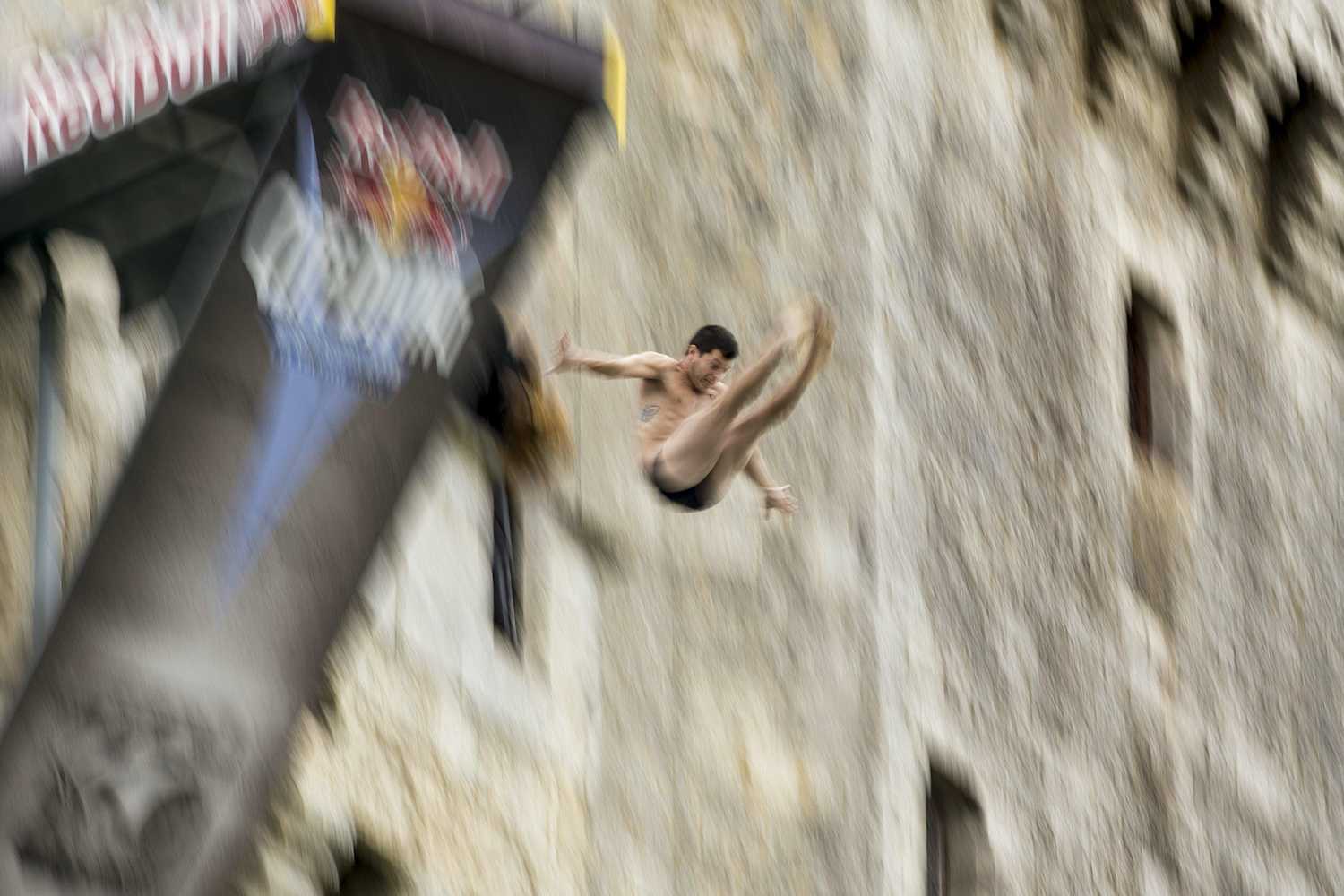 Cliff diver hits his head but still lands on his feet