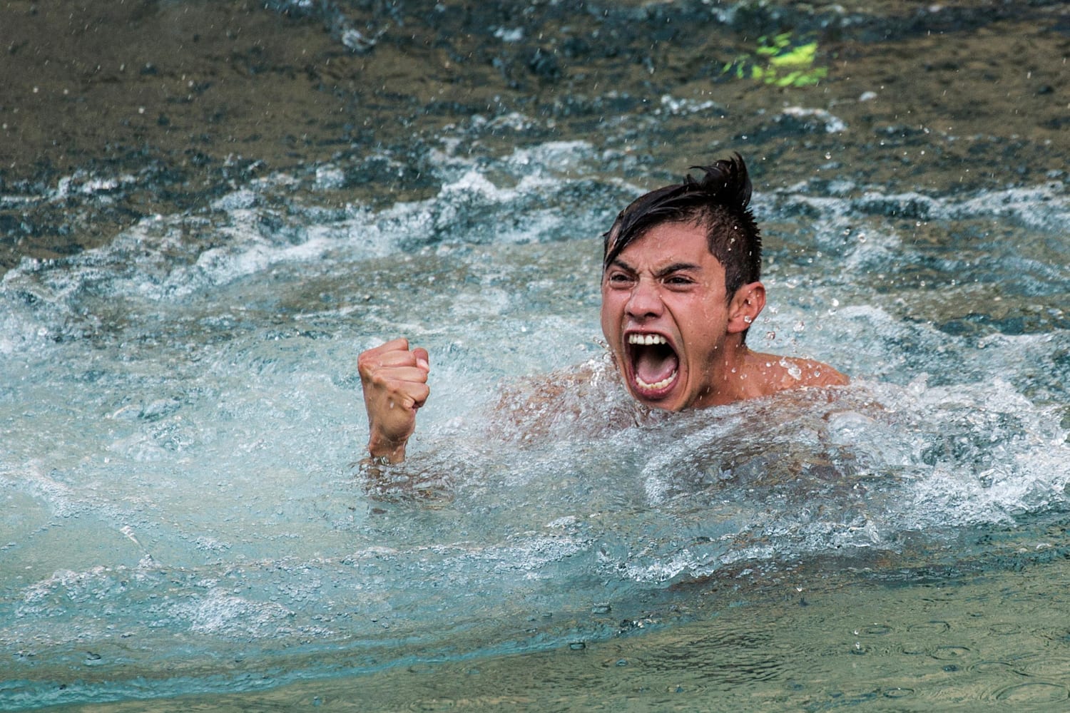 Jonathan Paredes wins cliff diving despite throwing up