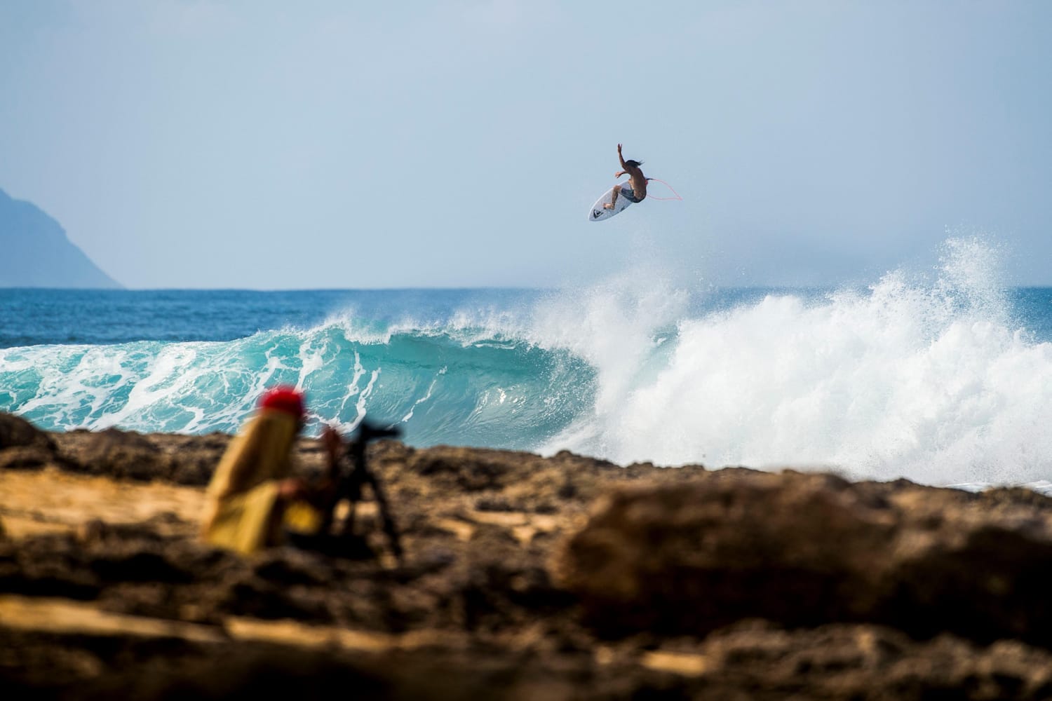 Mikey sigue la saga de los Wright con surf en Hawái