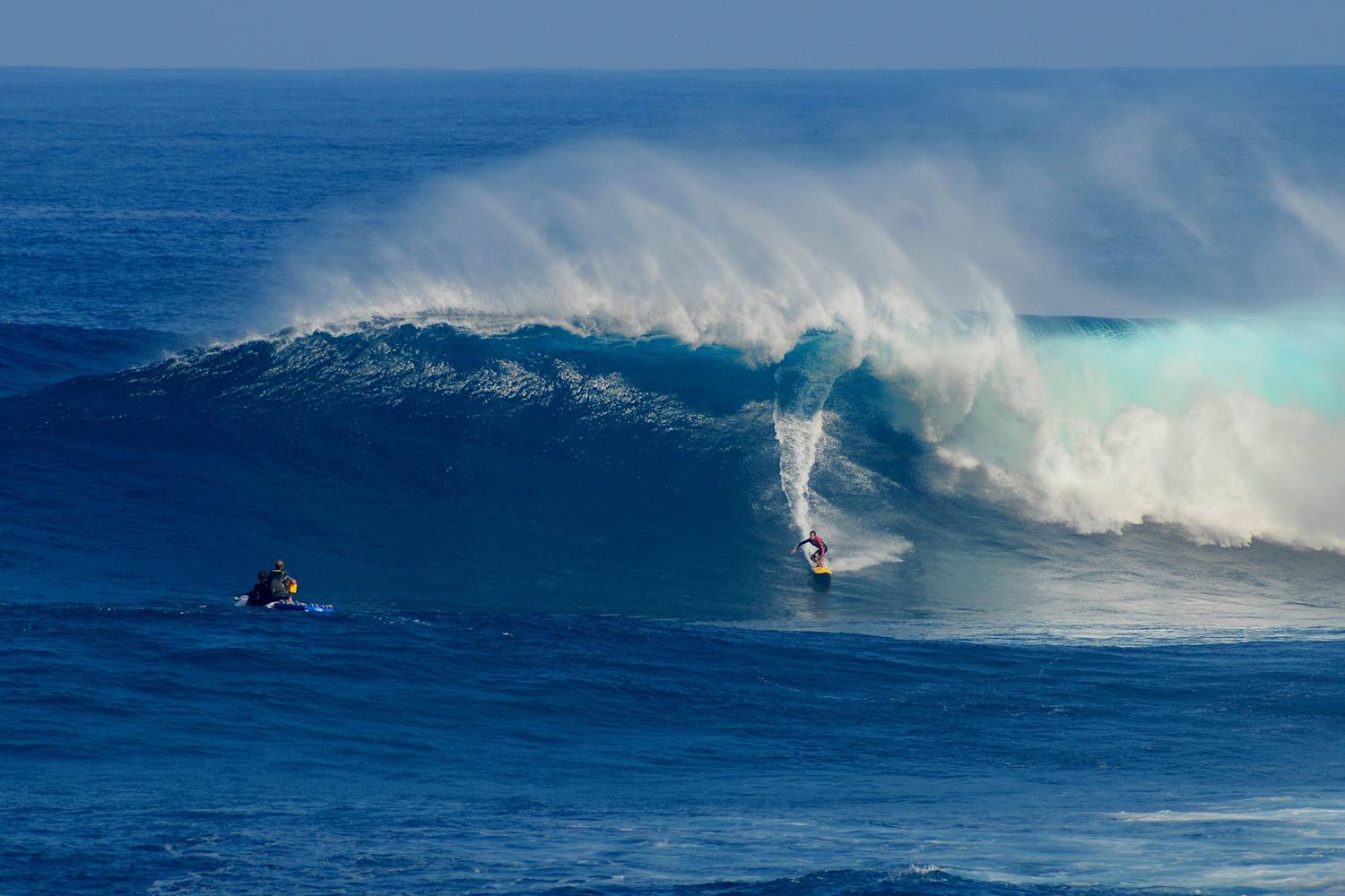 Assista 2 minutos de surf de alto nivel em Jaws