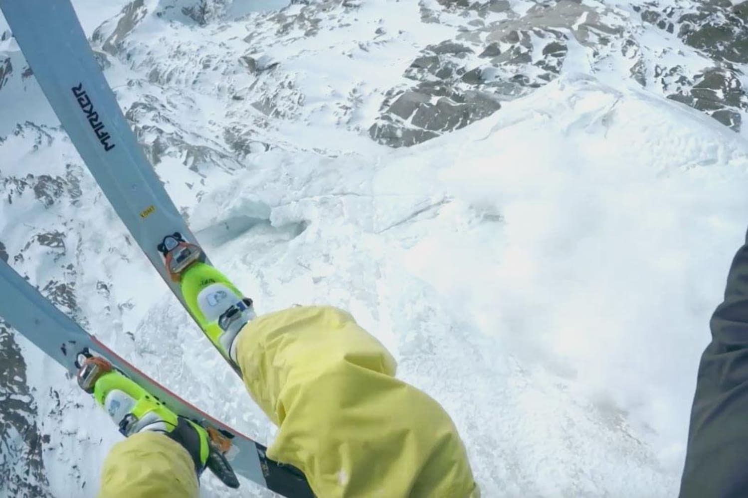 Speedriding above an avalanche: Watch the video here!