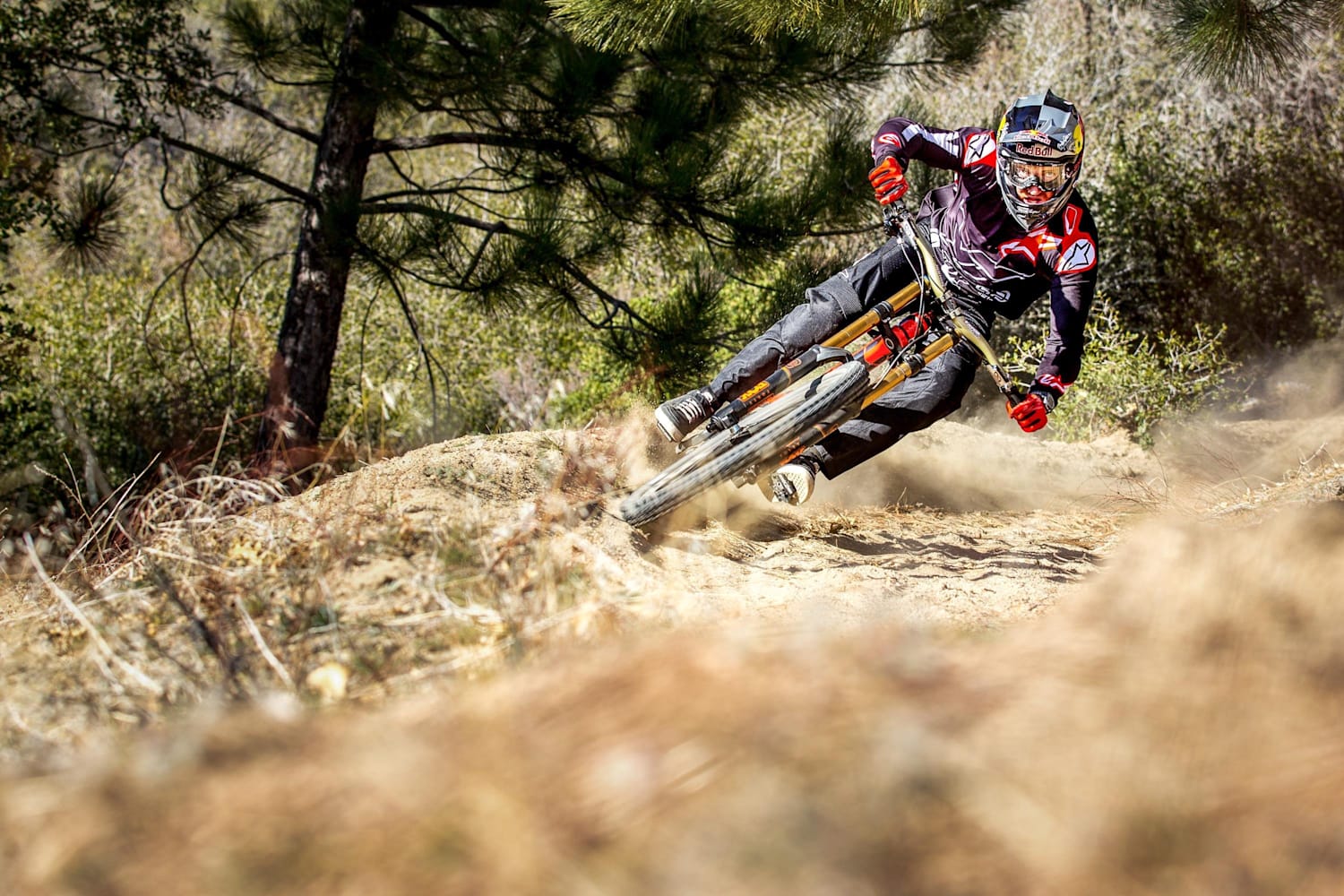 Aaron Gwin si rilassa prima che inizi la World Cup DH