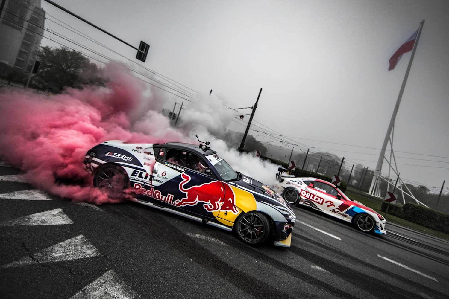 Przygoński i Grinchuk: Zobacz drift na Dzień Flagi!