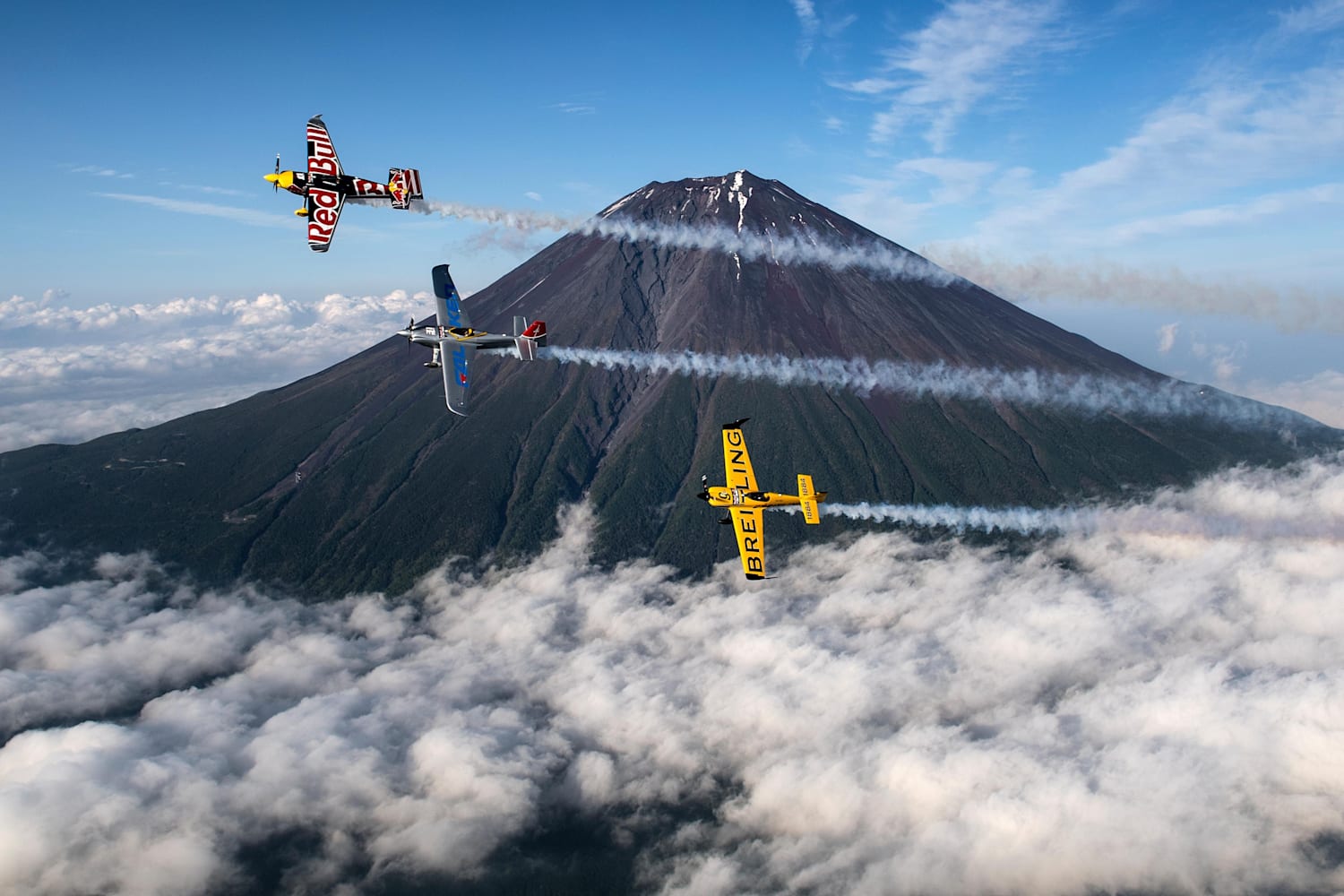 Red Bull Air pilots tell how to survive G-Force