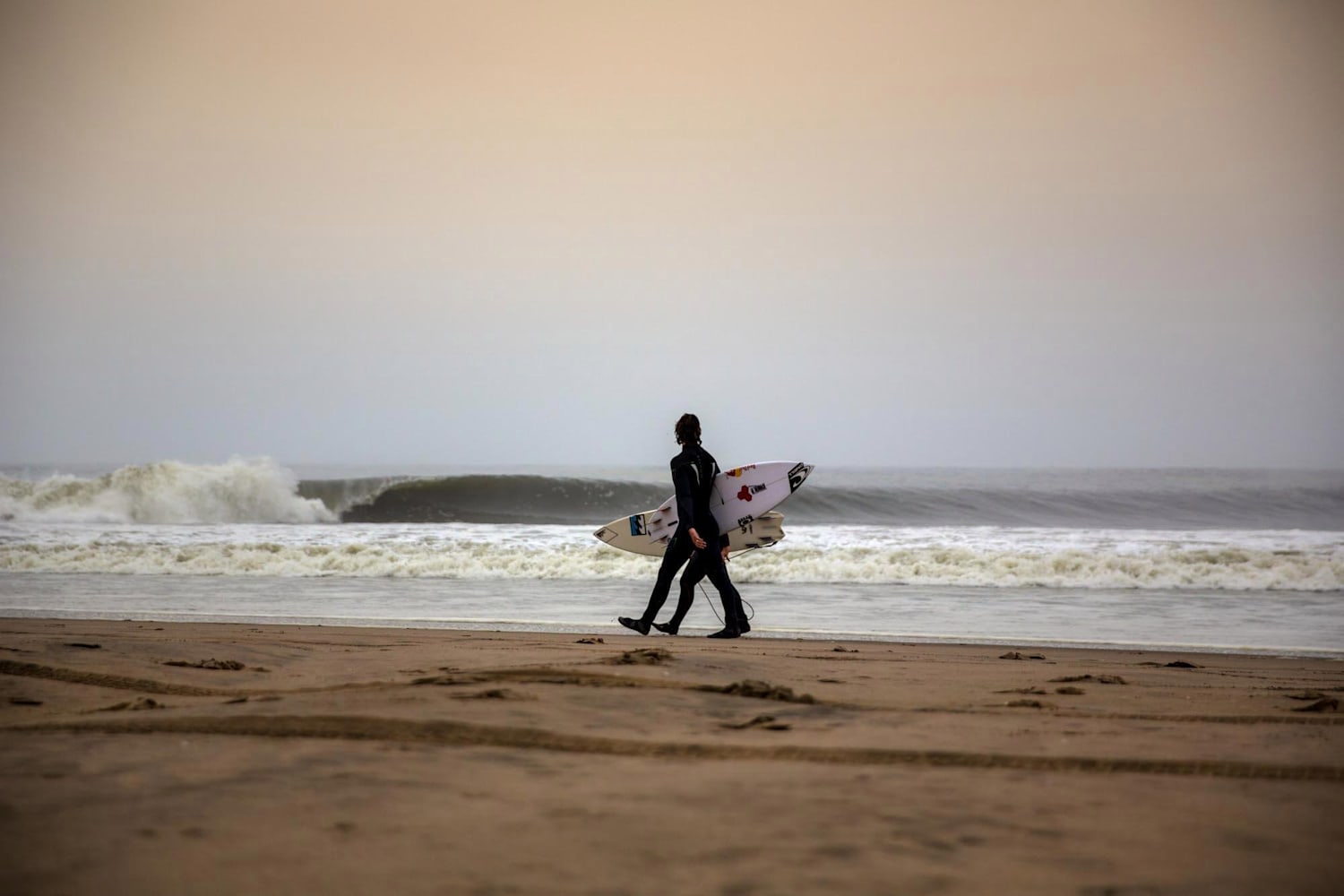 Jordy Smith: Surfing the world’s longest tubes *video*