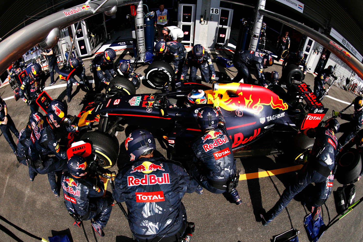 The History of the Pit Stop sur Red Bull TV