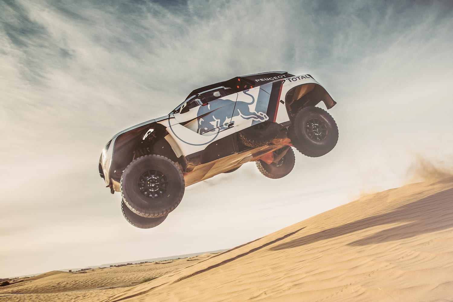 Dakar Rally: Red Bull team race in the desert *video*