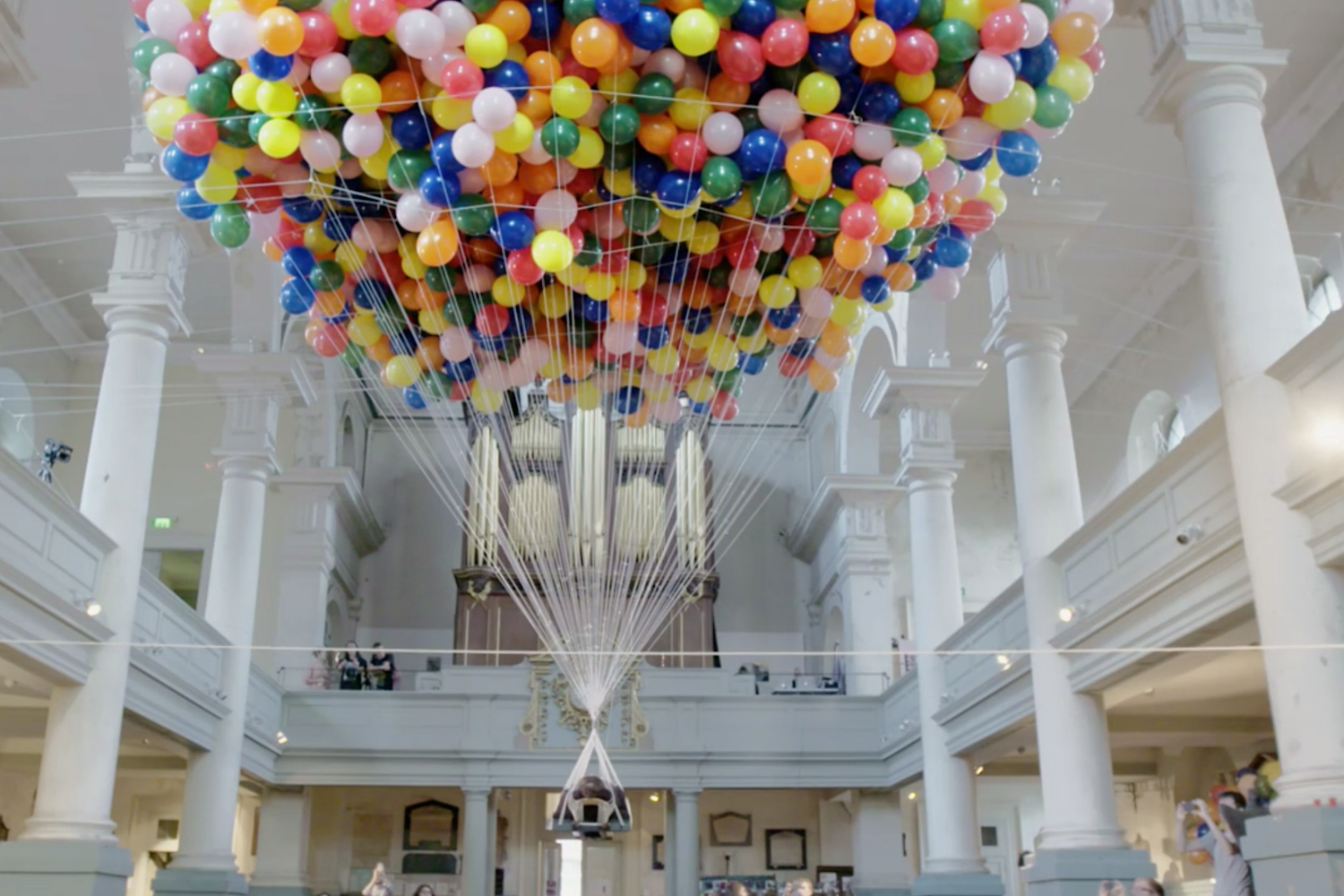 Noëmi Lakmaier: Cherophobia art project 20,000 balloons
